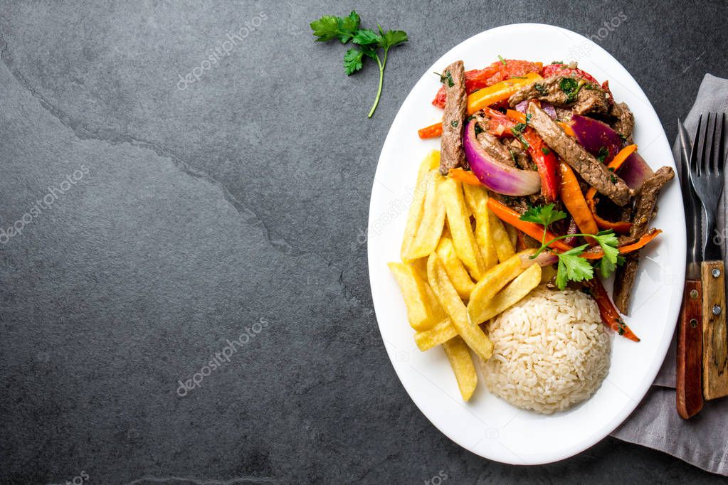 Plato peruano Lomo saltado lomo de ternera con cebolla morada, chile ...