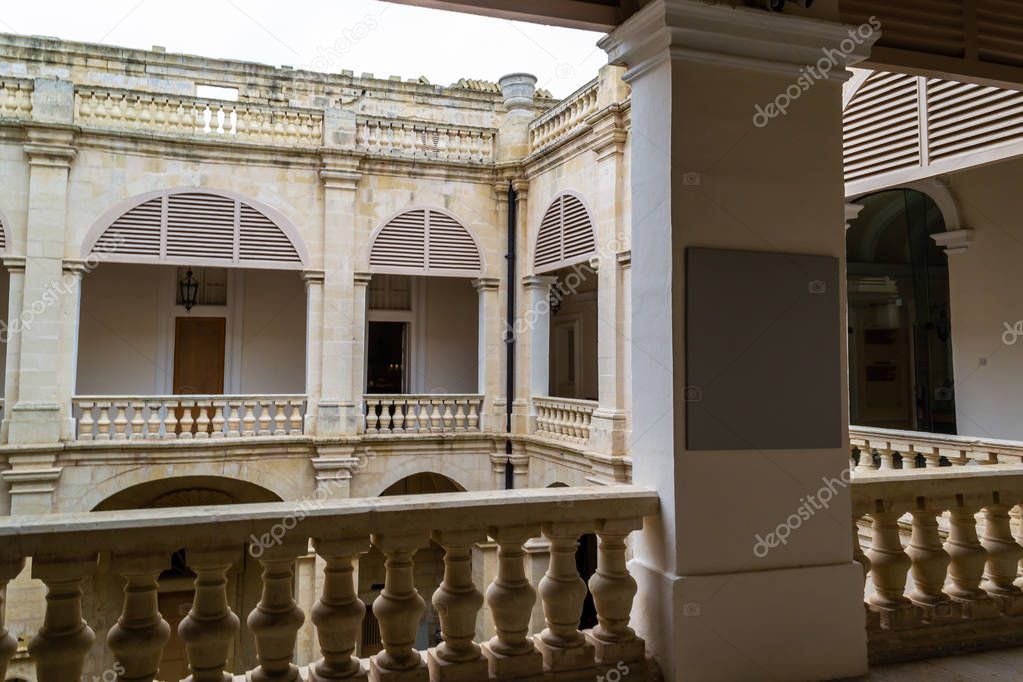 Pintorescas calles estrechas en Mdina en la isla de Malta con muchos ... Pintorescas calles estrechas en Mdina en la isla de Malta con muchos ...