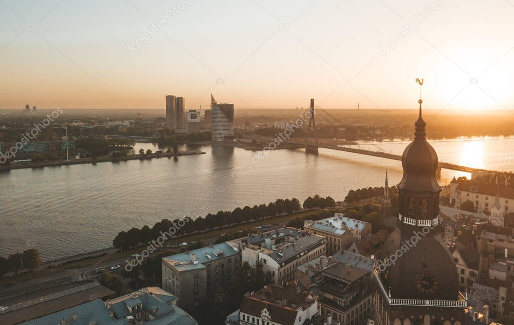 Increíble vista aérea de la puesta de sol sobre el casco antiguo de ...