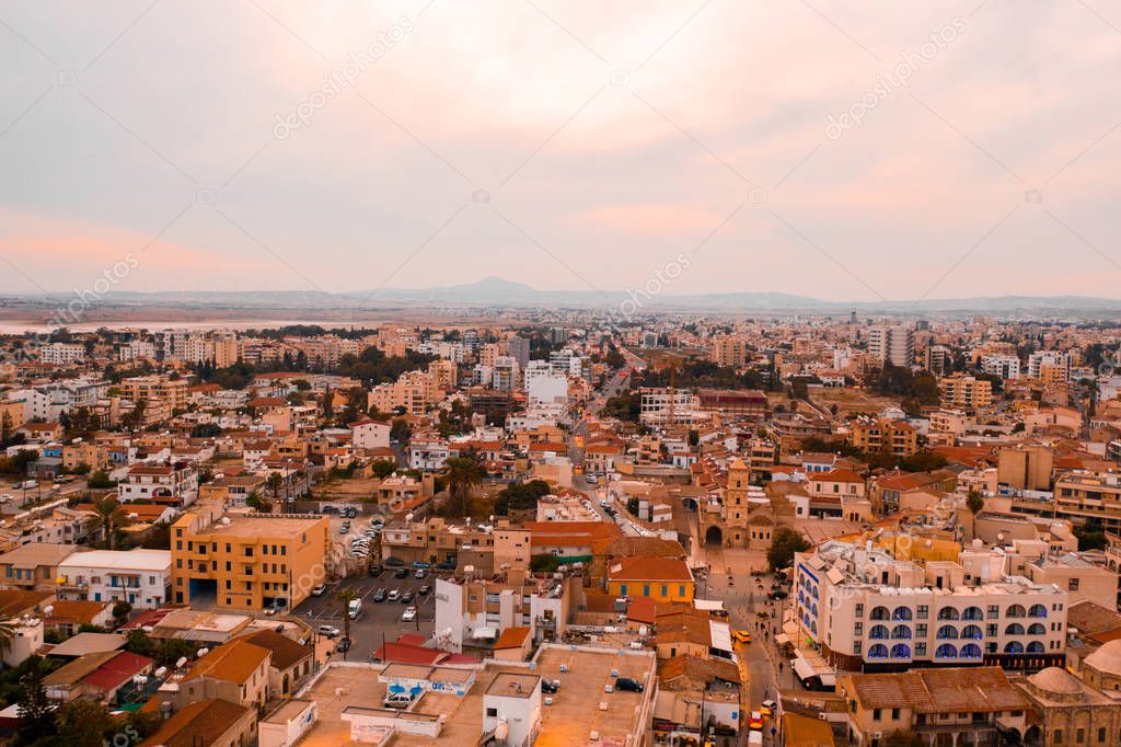 Vista aérea a gran altitud de la icónica capital amurallada, Nicosia en ...