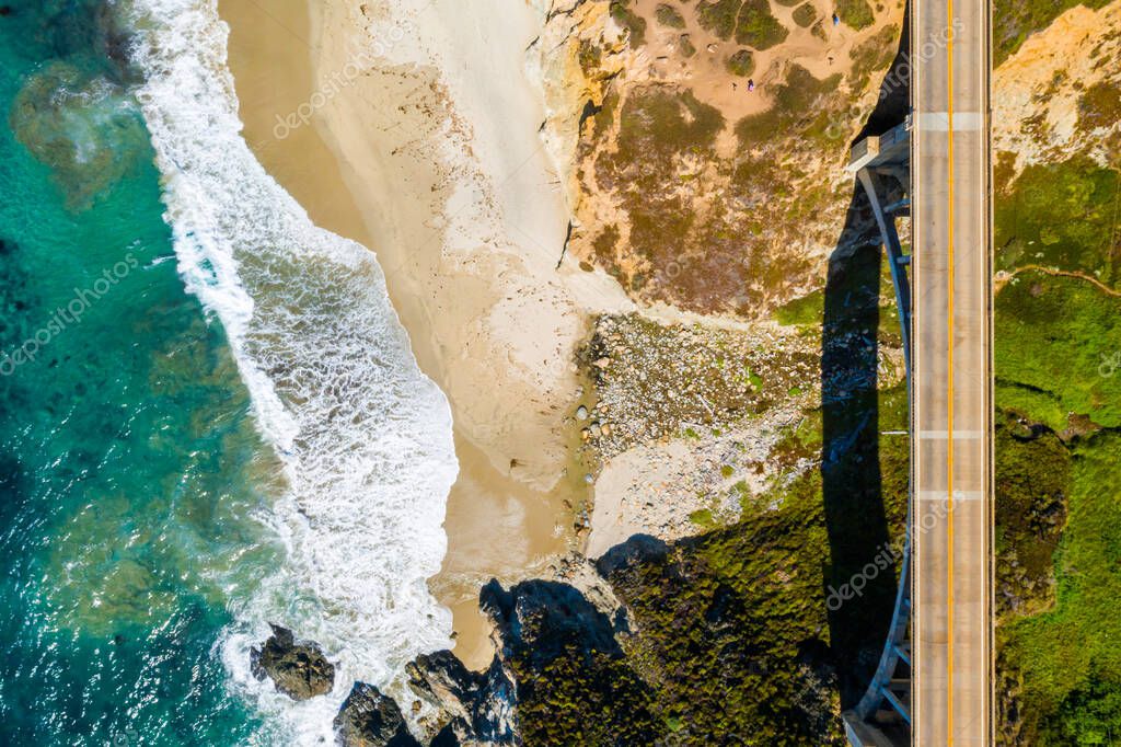 Vista aérea del puente Bixby de California en Big Sur en el Condado de ...