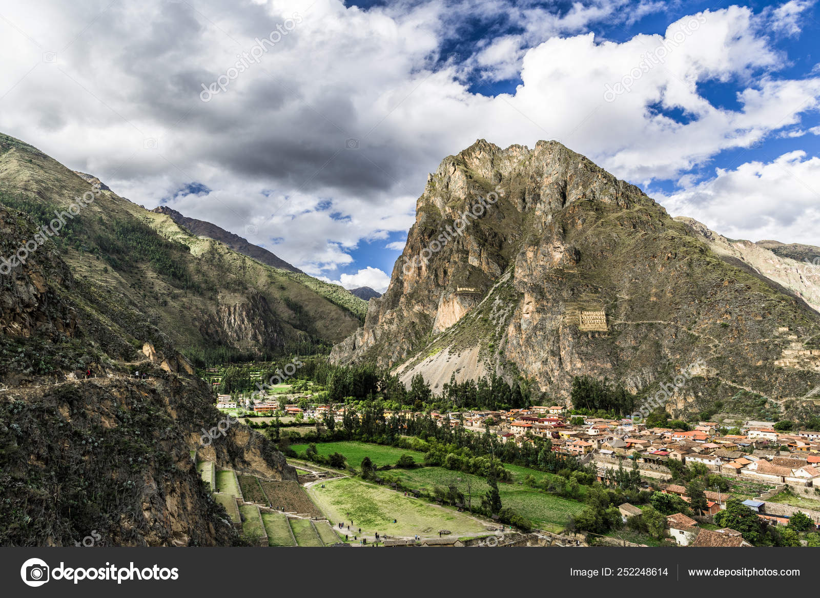 Peruvian Village Located Narrow Plateau Sandwiched High Slopes Andes ...