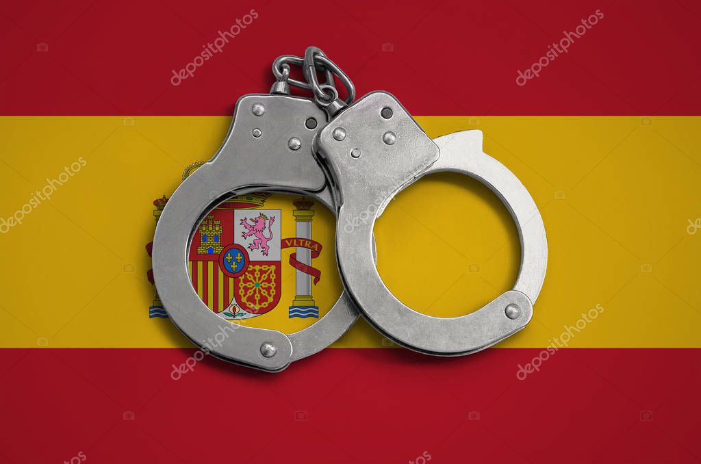 Bandera de España y esposas de policía. El concepto de observancia de ...