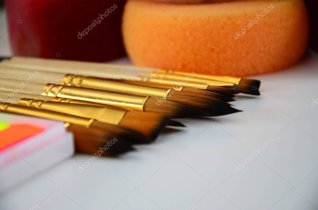 Cosméticos De Color Pinceles Y Esponjas Para Pintar La Cara Sobre Fondo Blanco Concepto De