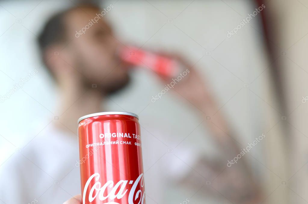 Hombre caucásico bebe bebida Coca-Cola en garaje interior y mano ...