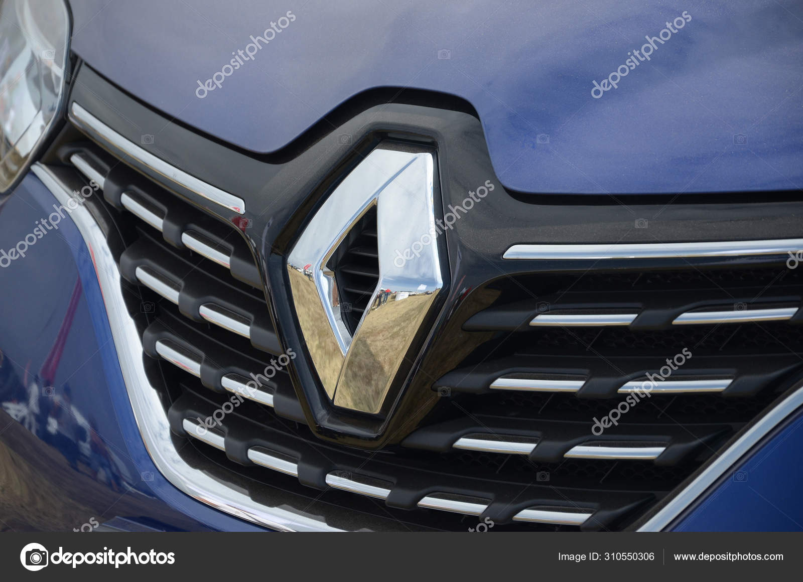 Renault logo in blue car front part close up outdoors — Stock Editorial ...