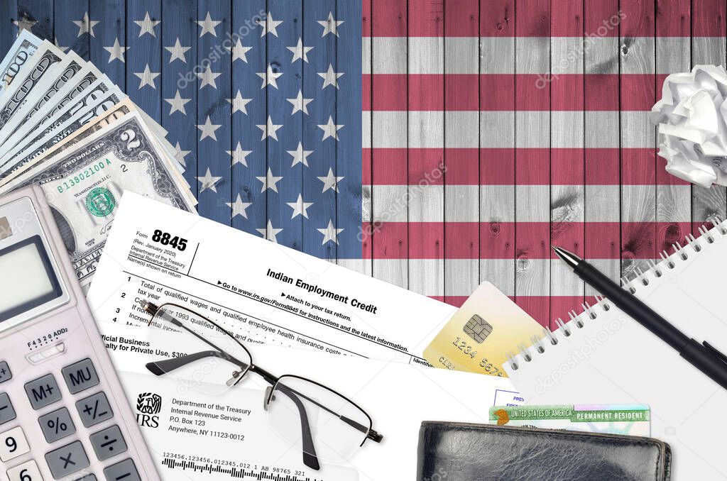 Formulario del IRS 8845 Crédito de empleo indio se encuentra en la mesa ...
