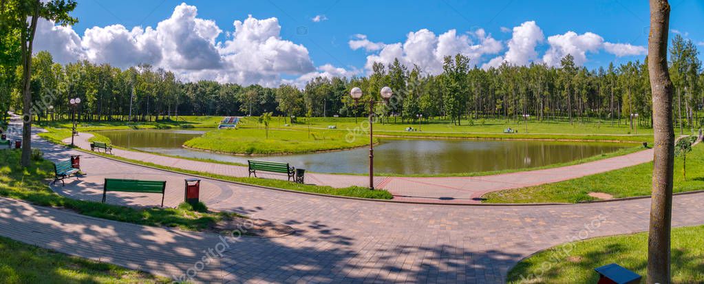 Un pequeño lago decorativo con una isla en él sobre el telón de fondo ...
