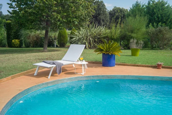 Piscine de jardin images libres de droit, photos de Piscine de jardin ...