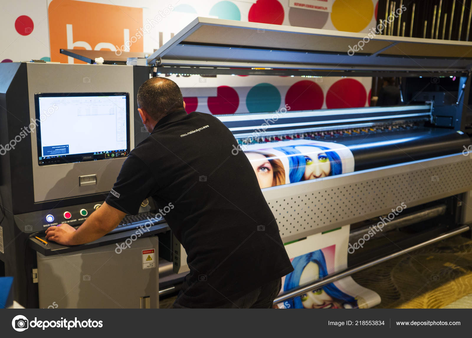 El operador en una impresora de gran formato imprime una foto — Foto ...