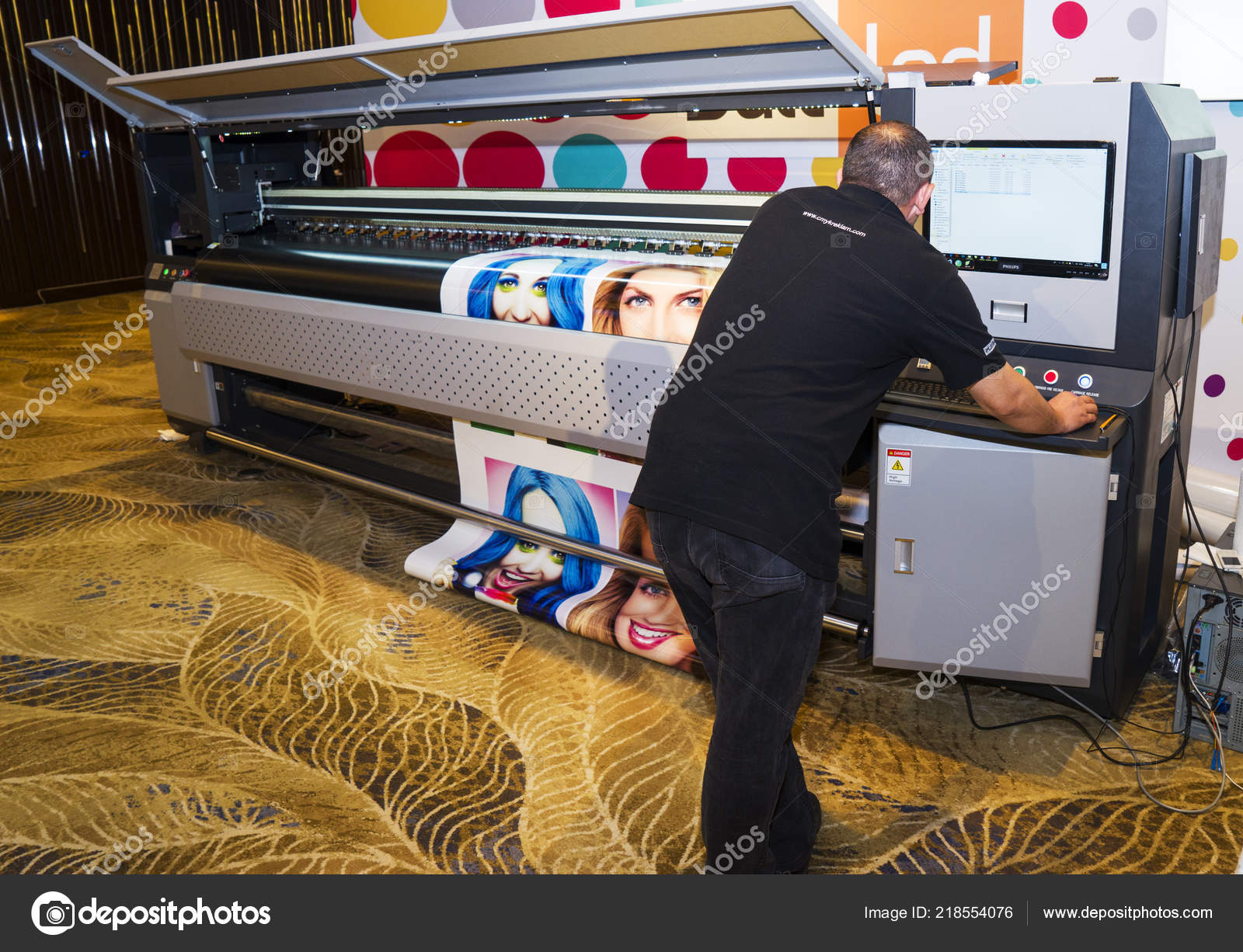 The operator on a large-format printer prints a photo — Stock Editorial ...