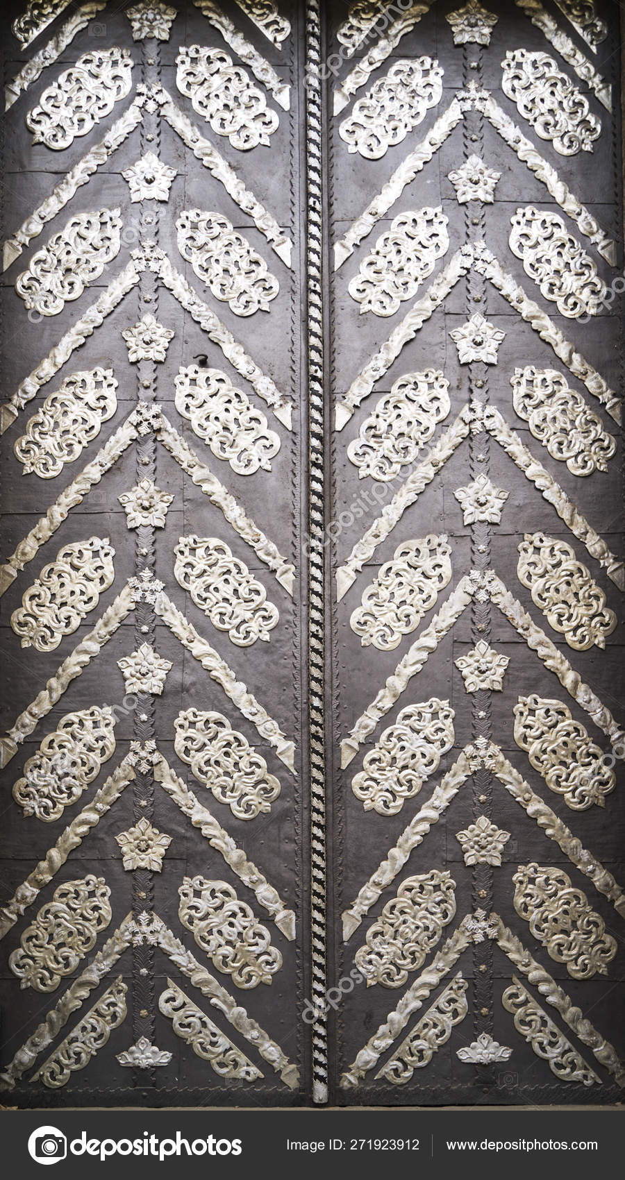 Wrought-iron gates, ornamental forging, forged elements close-up ⬇ ...