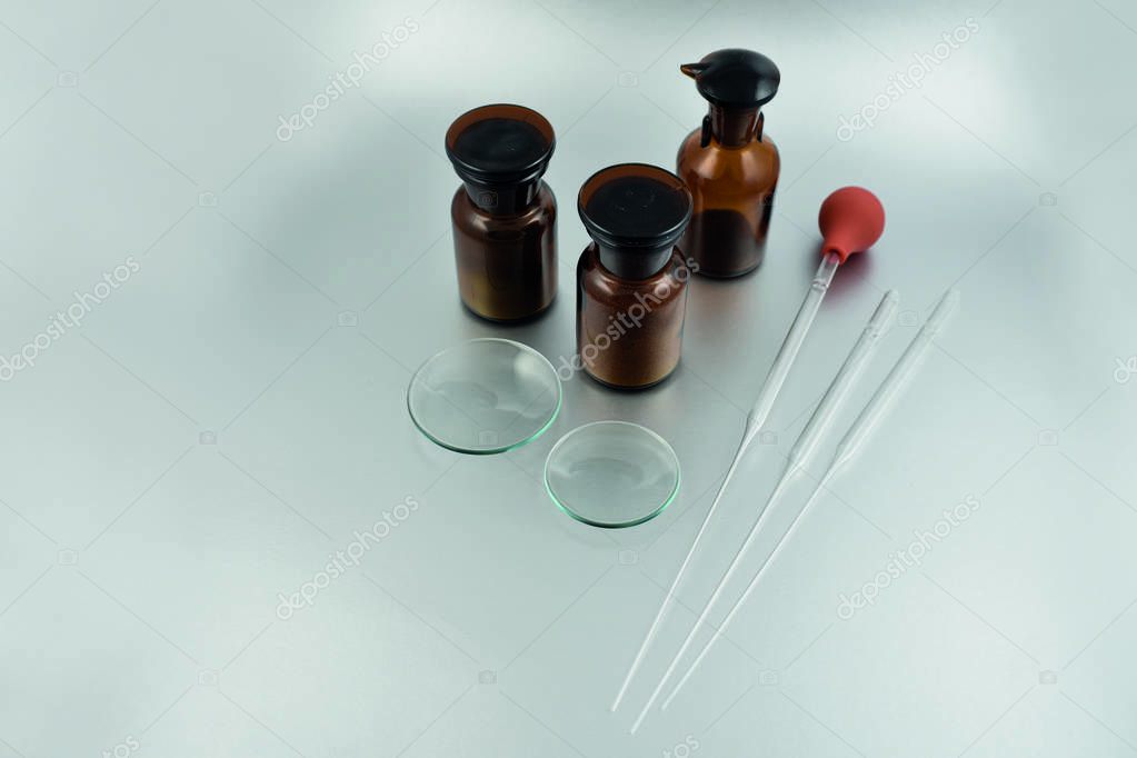 Imágenes de laboratorio de vidrio. Viales sobre fondo plateado ...