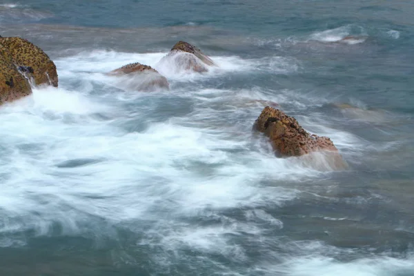 Olas chocando contra rocas Stock Photos, Royalty Free Olas chocando ...