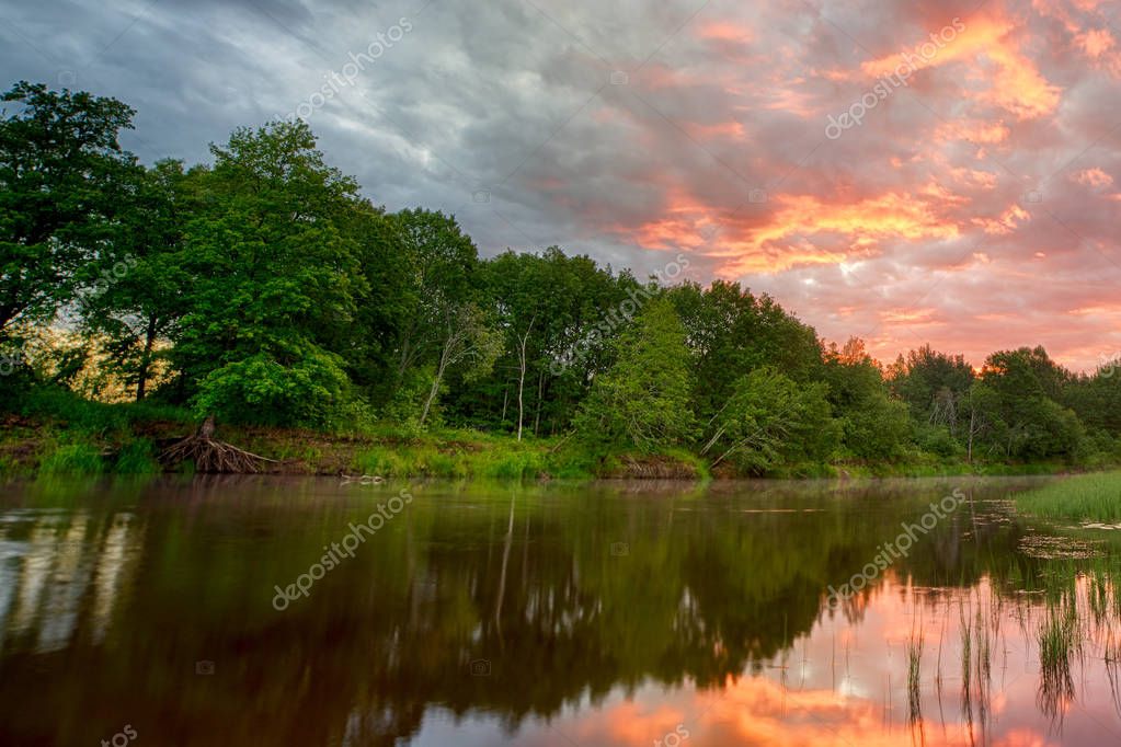 Atardecer largo las orillas del río Amazonas. Los afluentes del ...