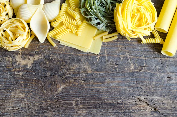 Vielzahl Von Arten Und Formen Italienischer Pasta Reihen Auf Weißem ...