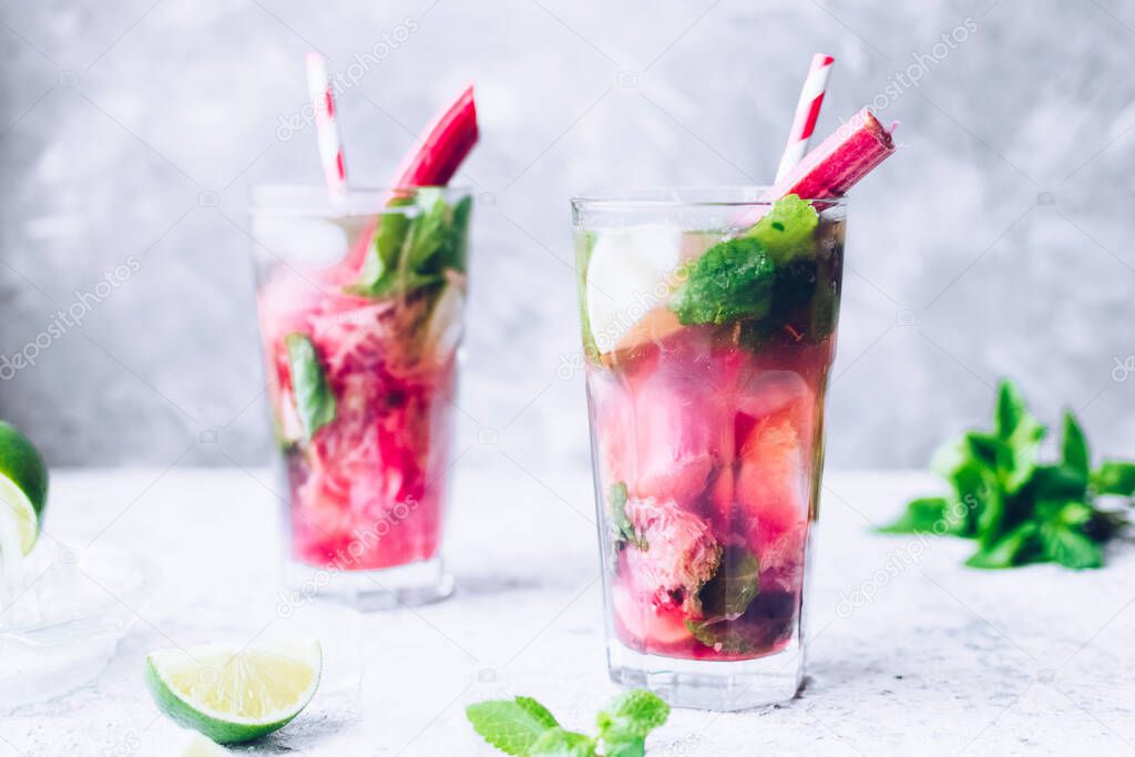 Bebida refrescante de verano con ruibarbo, lima y menta. Limonada de ...