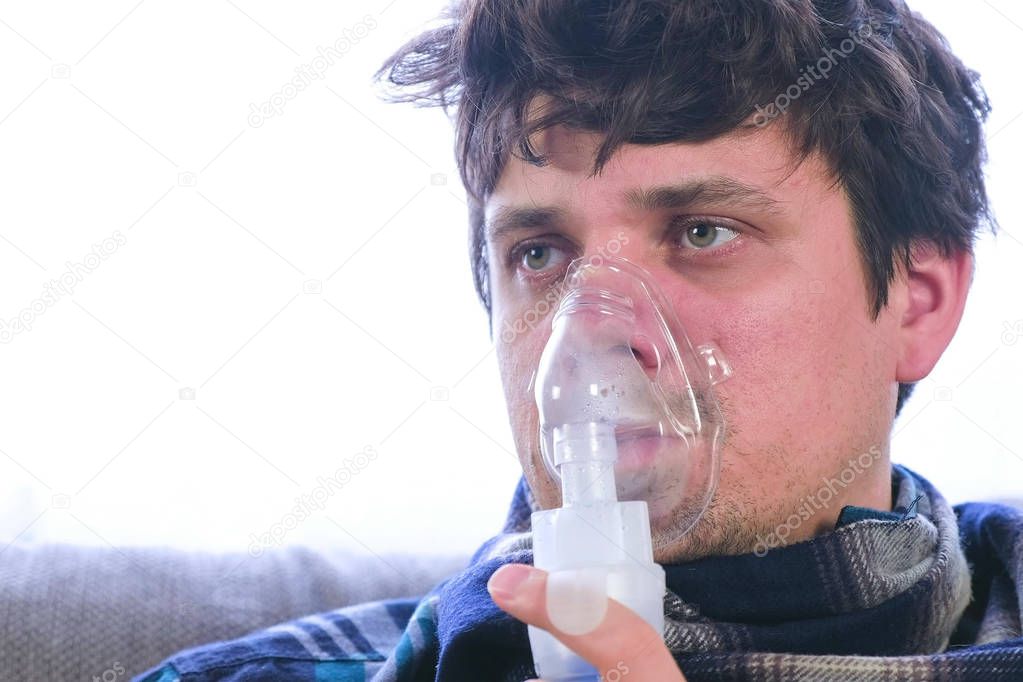 Use nebulizador e inhalador para el tratamiento. Hombre enfermo ...