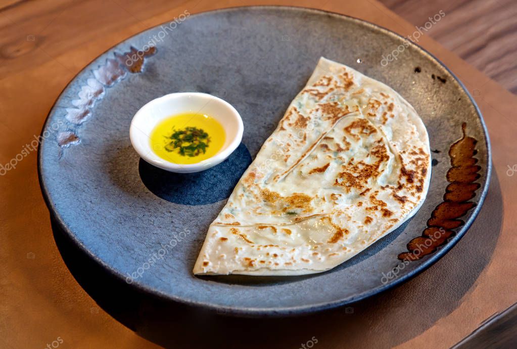 Kutab, un plato árabe tradicional, se encuentra en un plato 2022