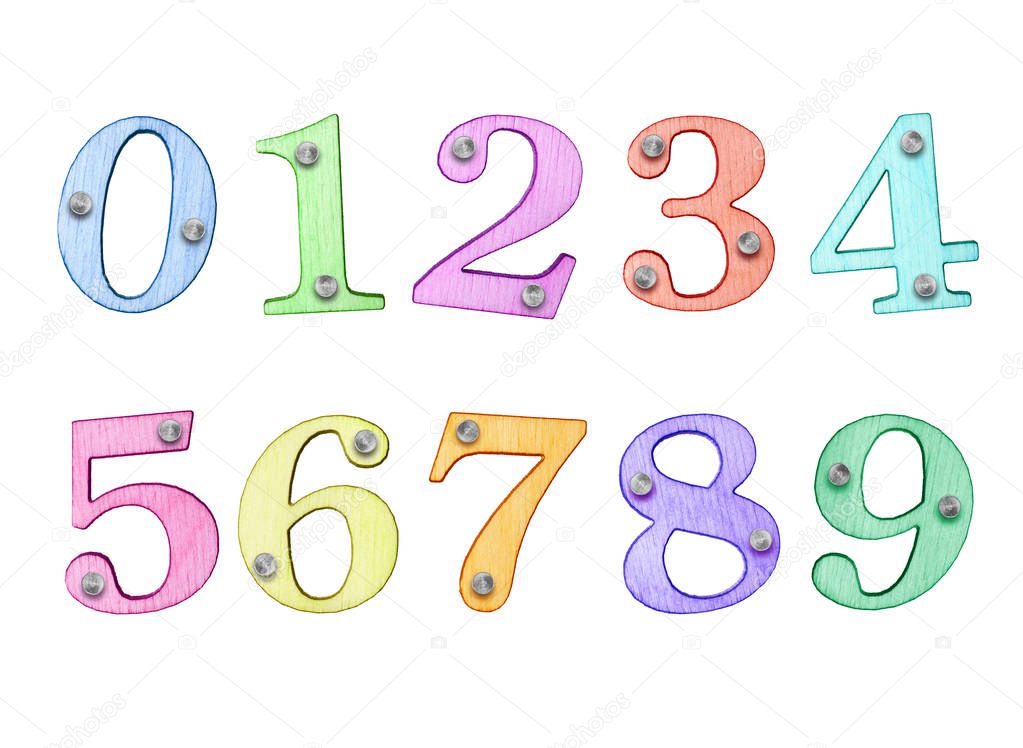 Números coloreados de madera con clavos, aislados sobre fondo blanco ...