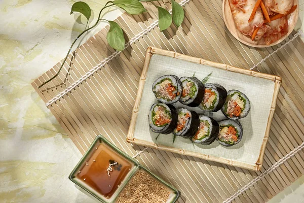Rollo coreano Gimbap (kimbob) hecho de arroz blanco al vapor (bap) y ...
