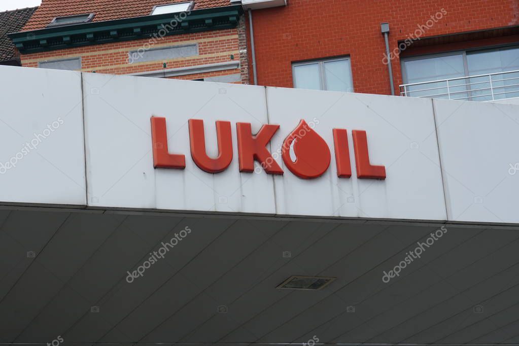 Bruselas, Bélgica - 23 de diciembre de 2018: Lukoil oil station. Lukoil ...