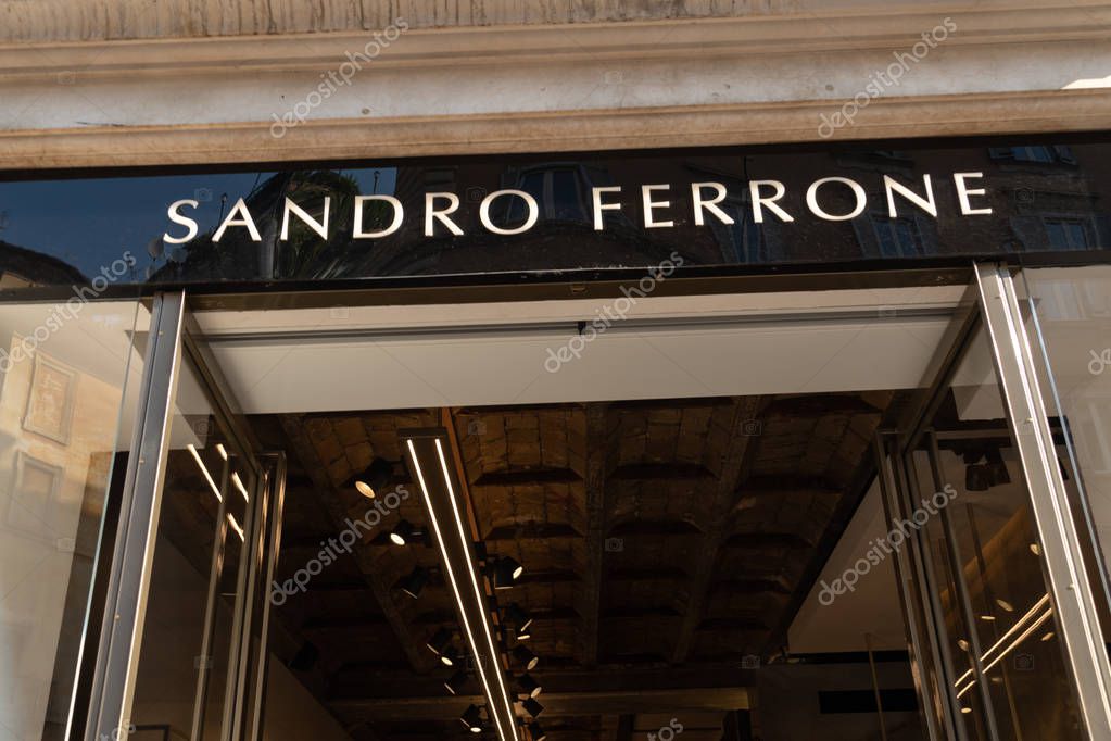 Roma, Italia - 9 de agosto de 2018: Señalización de una tienda Sandro ...