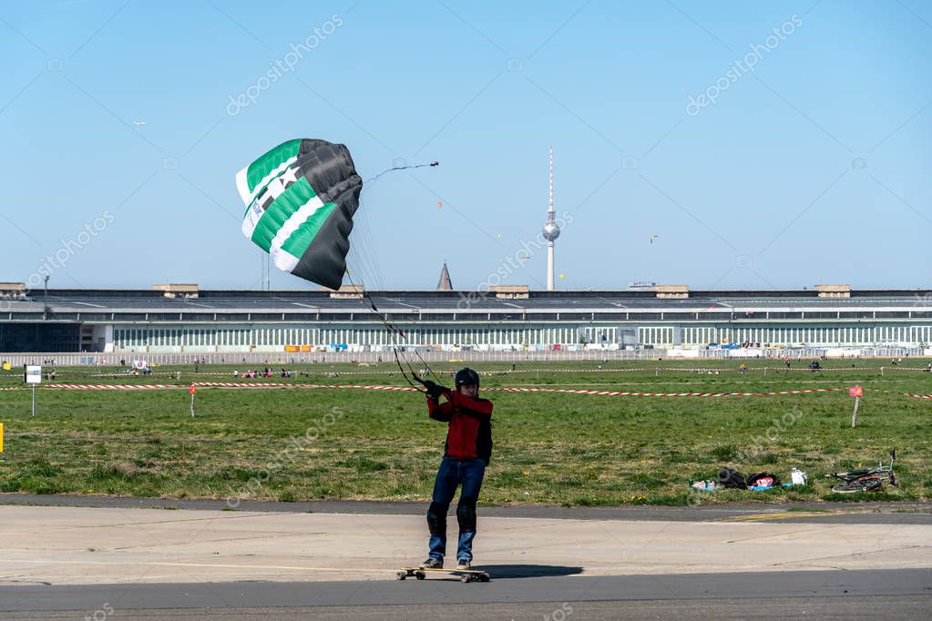 Berlín, Alemania - 22 de abril de 2019: Kite landboarding o flyboarding ...