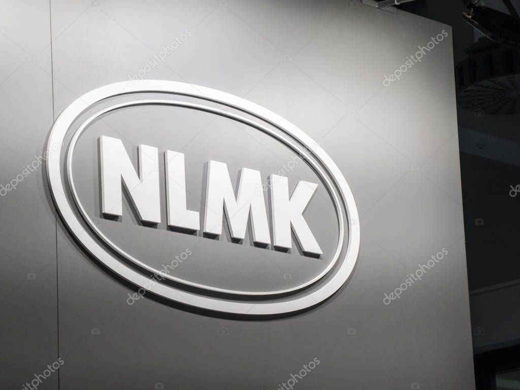 Berlín, Alemania - 19 de junio de 2018: Logotipo de Nlmk Group, empresa integrada verticalmente ...