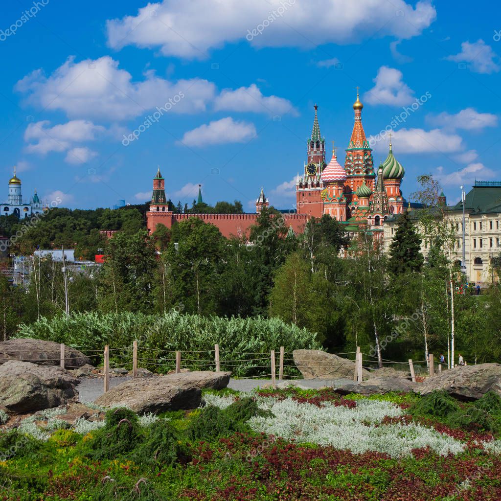 El Kremlin de Moscú y las piedras salvajes. Moscú Kremlin en el fondo ...