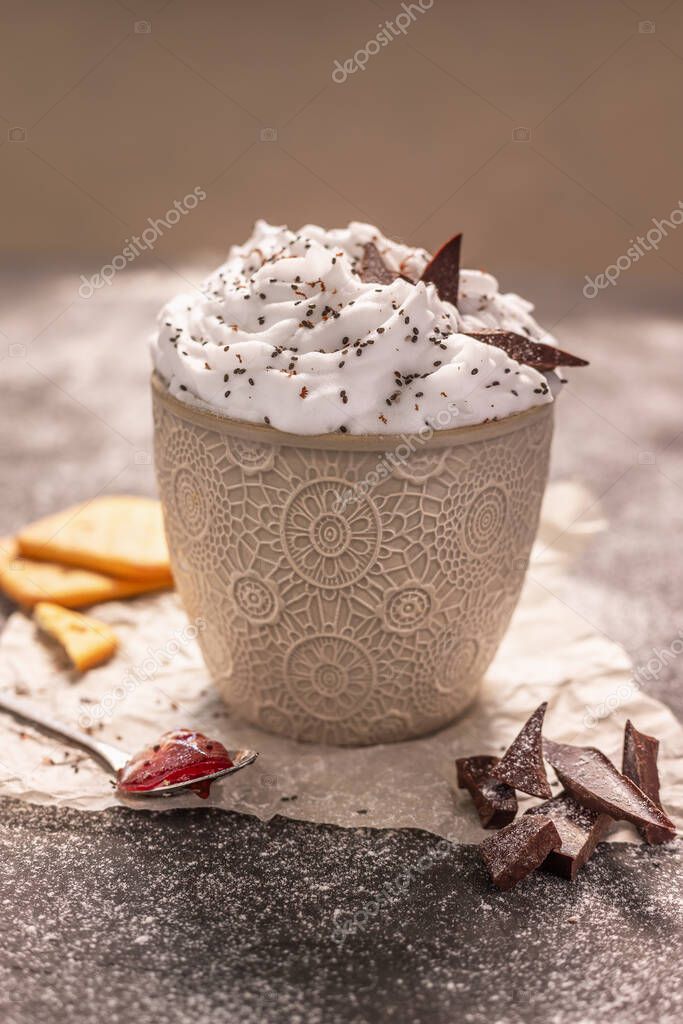 Mousse de crema de leche decorado con chocolate y semillas de chía. 2022