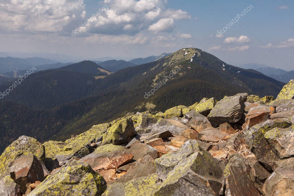 Paisaje desde la cima del Monte Homyak hasta el Monte Sinyak con campos ...