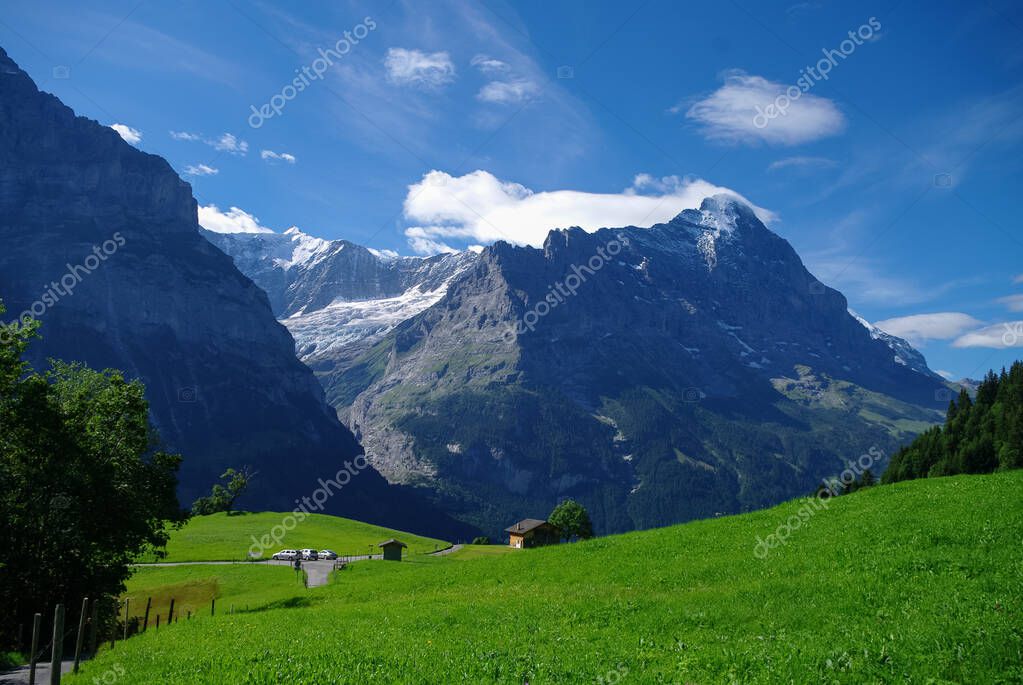 Vista del día soleada a las montañas vally y Mittelhorn y la cumbre de ...