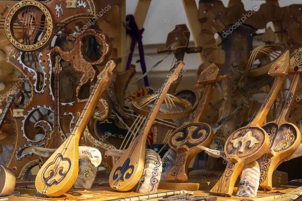 Instrumentos musicales nacionales kazajos hechos a mano con cuerdas de ...