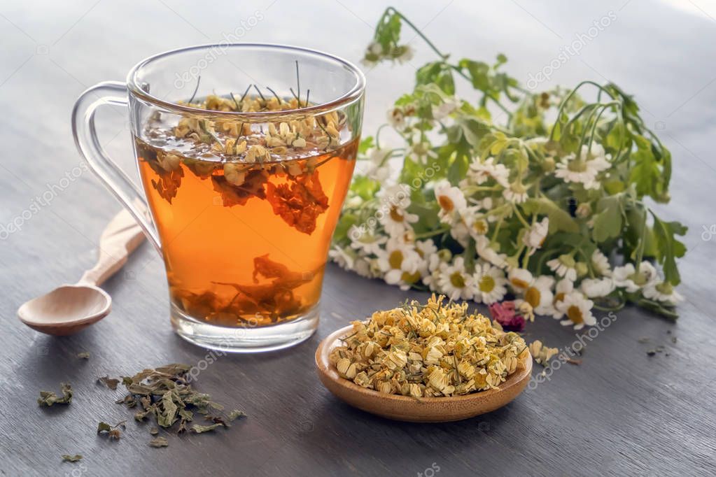 Té de hierbas con manzanilla farmacéutica en una mesa de madera gris ...