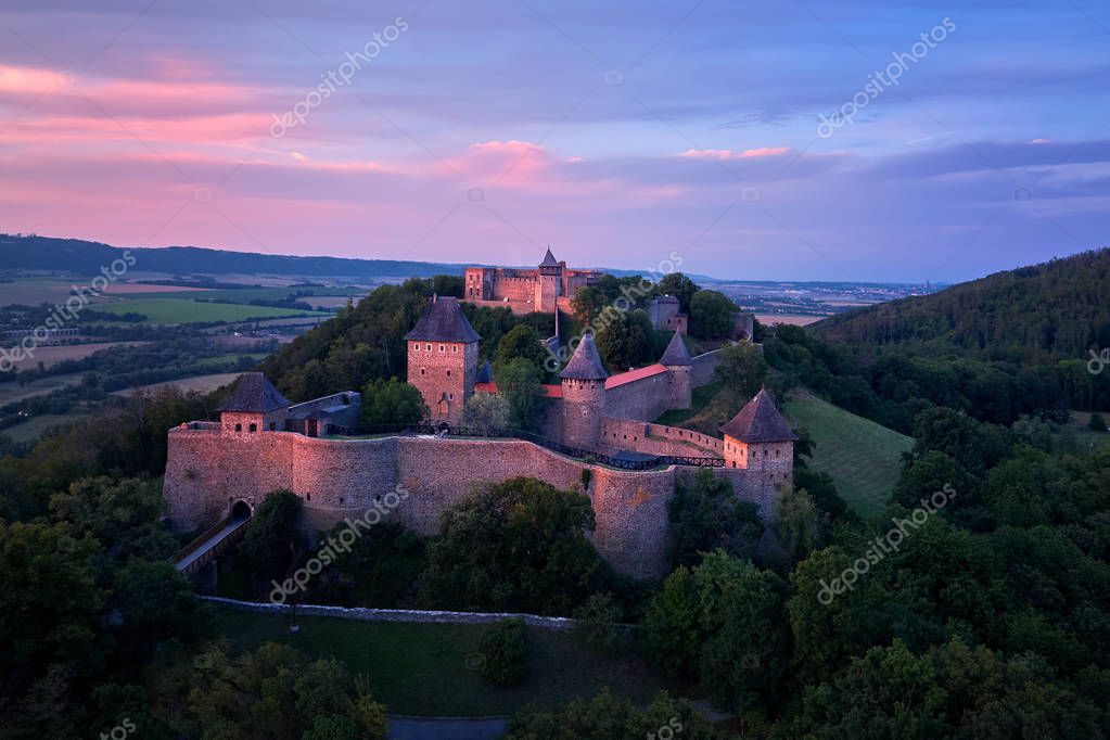 Castillo de Helfstyn (en alemán: Helfenstein, Helfstein), vista aérea ...