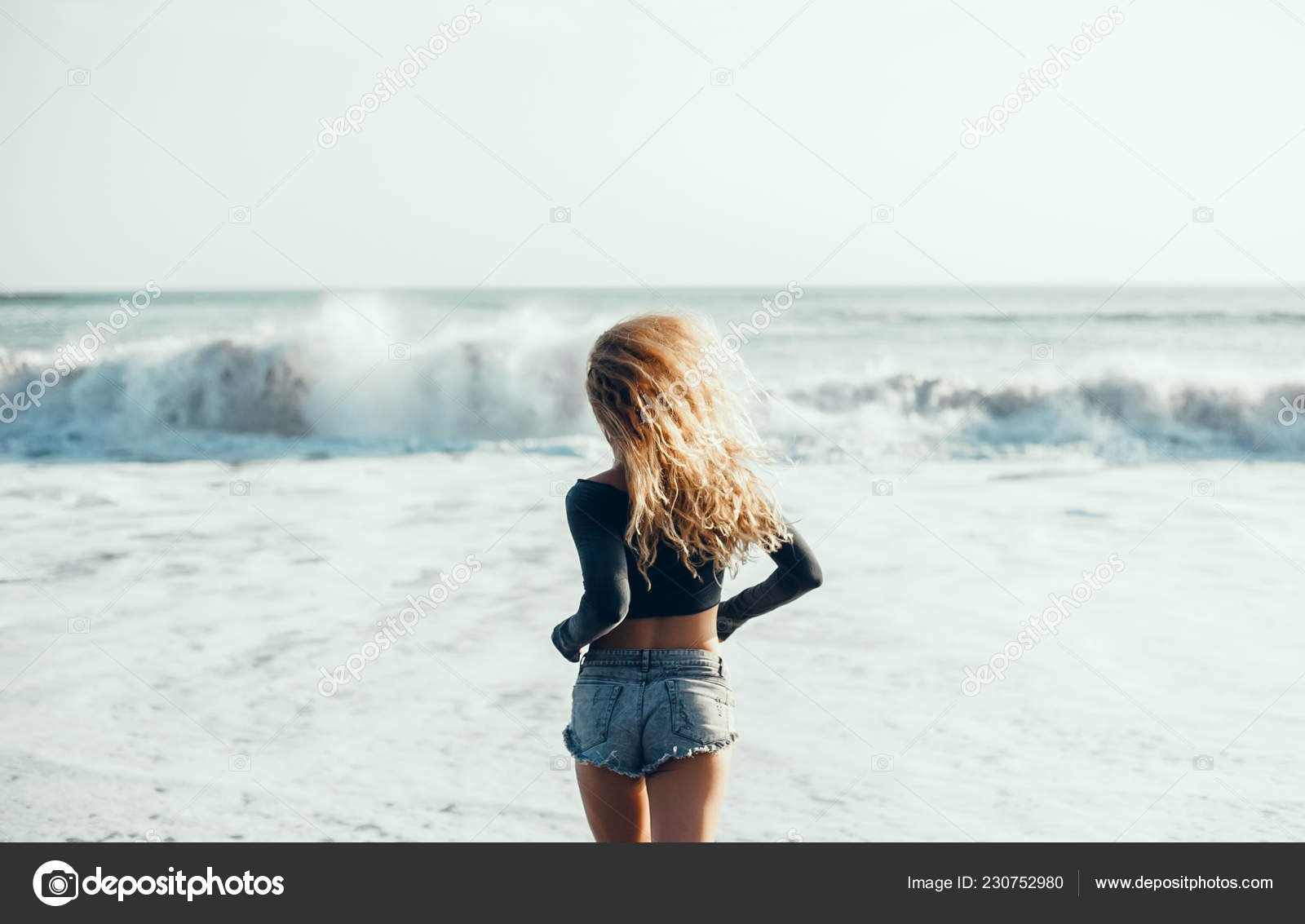 Young Beautiful Girl Posing Beach Ocean Waves Bright Sun Tanned Stock