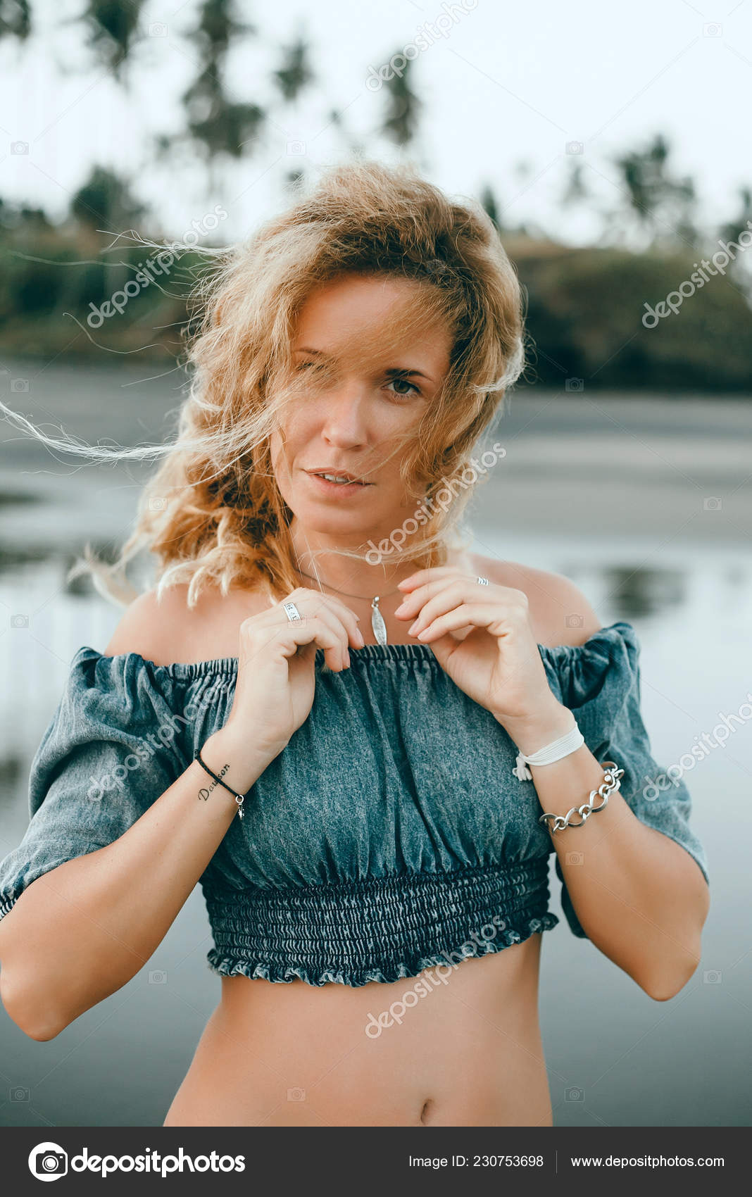 Young Beautiful Girl Posing Beach Ocean Waves Bright Sun Tanned Stock