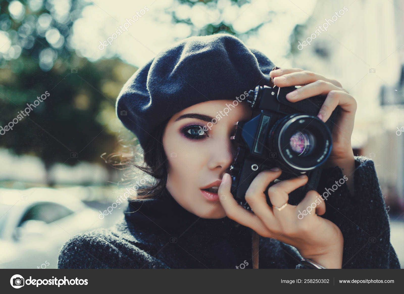 Beauty Young Women Using Vintage Retro Film Camera Make Photo — Stock ...
