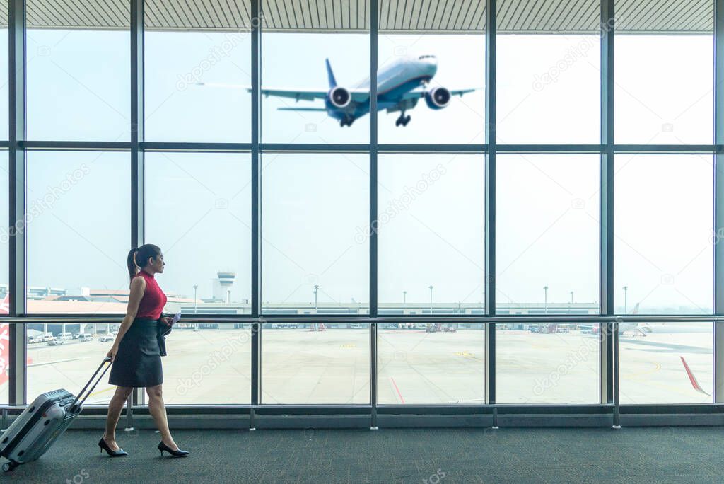 Fondo del aeropuerto. Mujer de negocios que planea el trabajo y el ...