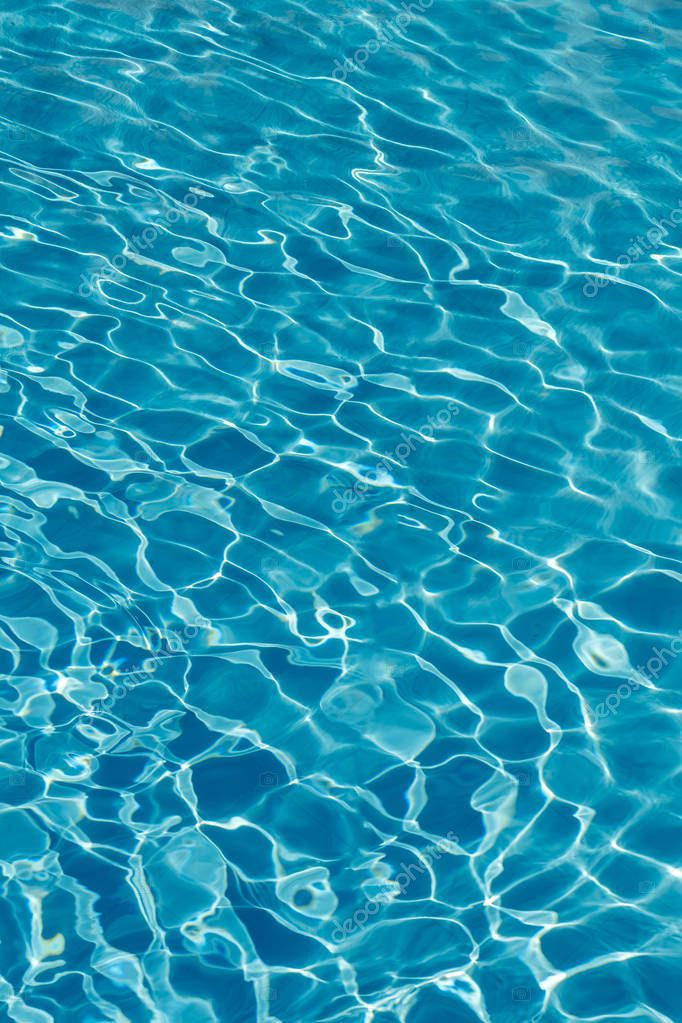 Piscina De Agua Azul Una Piscina Con Borde De Baldosas Y Agua Azul