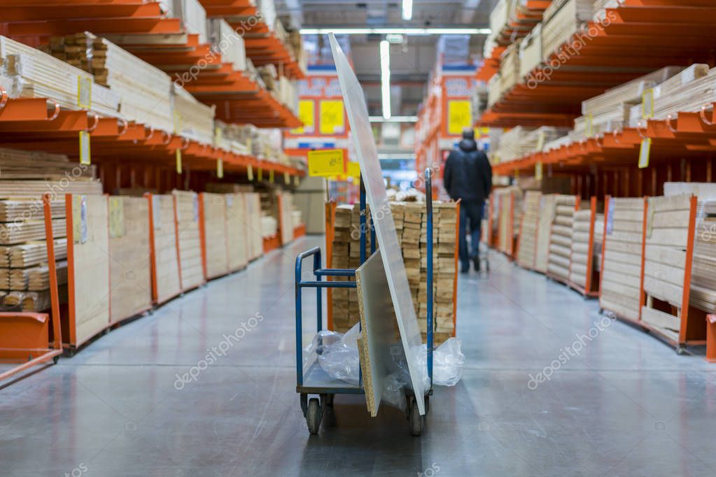 carro de construcción en la tienda del edificio. Carros cargados con ...