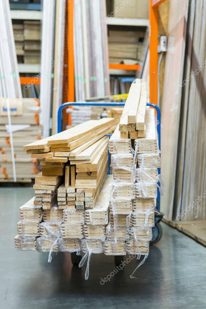 carro de construcción en la tienda del edificio. Carros cargados con ...