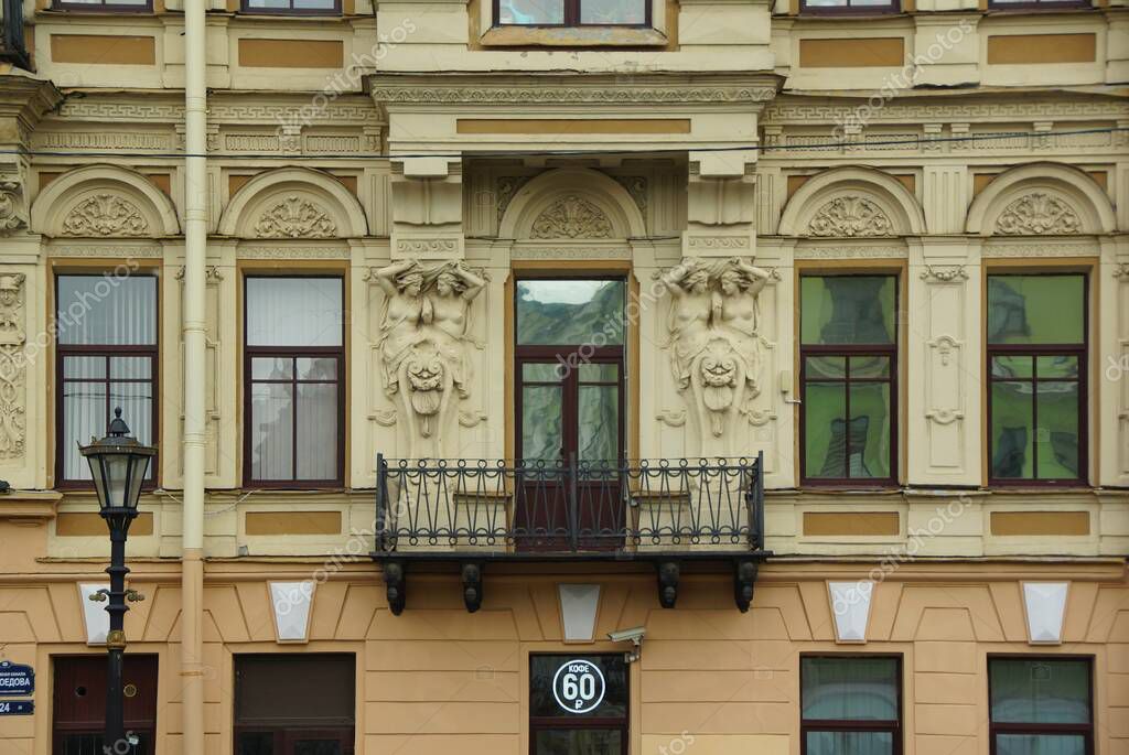 Un paseo por el centro de la ciudad en un verano, noche no soleada ...