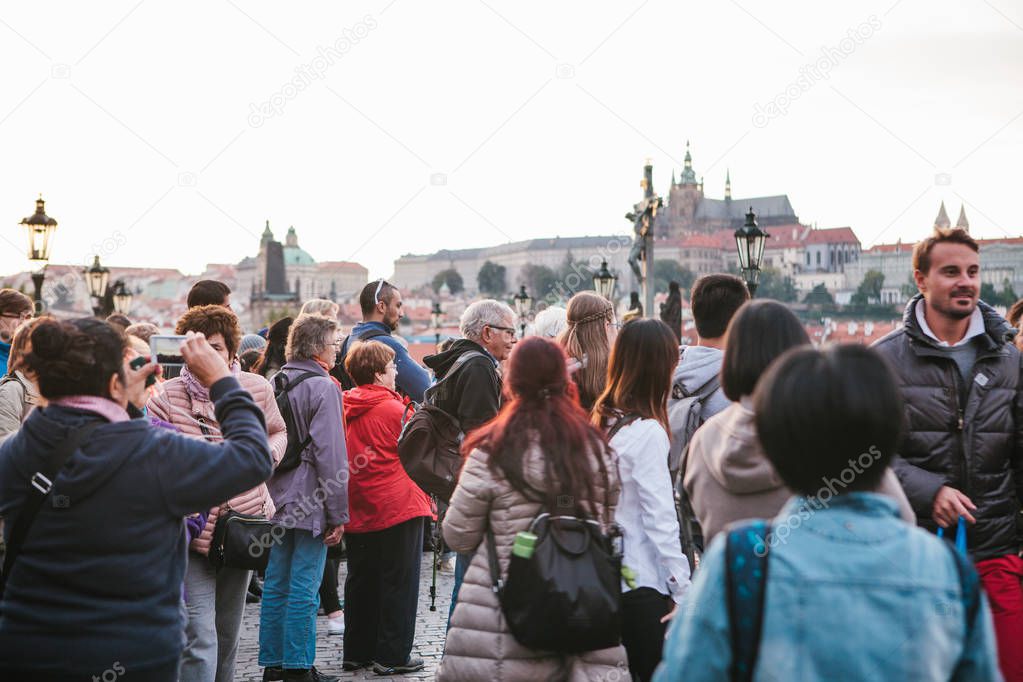 Praga, 18 de septiembre de 2017: Los turistas disfrutan de la arquitectura medieval en el Puente ...