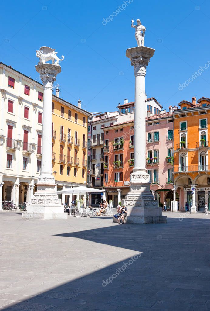 Vicenza, Italia - 9 de mayo de 2011: Las coloridas casas y columnas de ...
