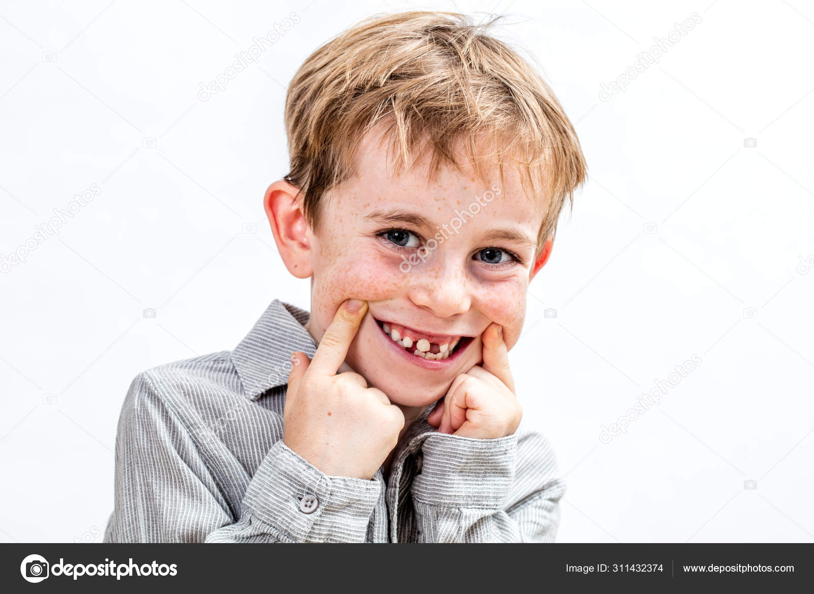Niño alegre riendo, riéndose, jugando con una sonrisa falsa sin dientes ...