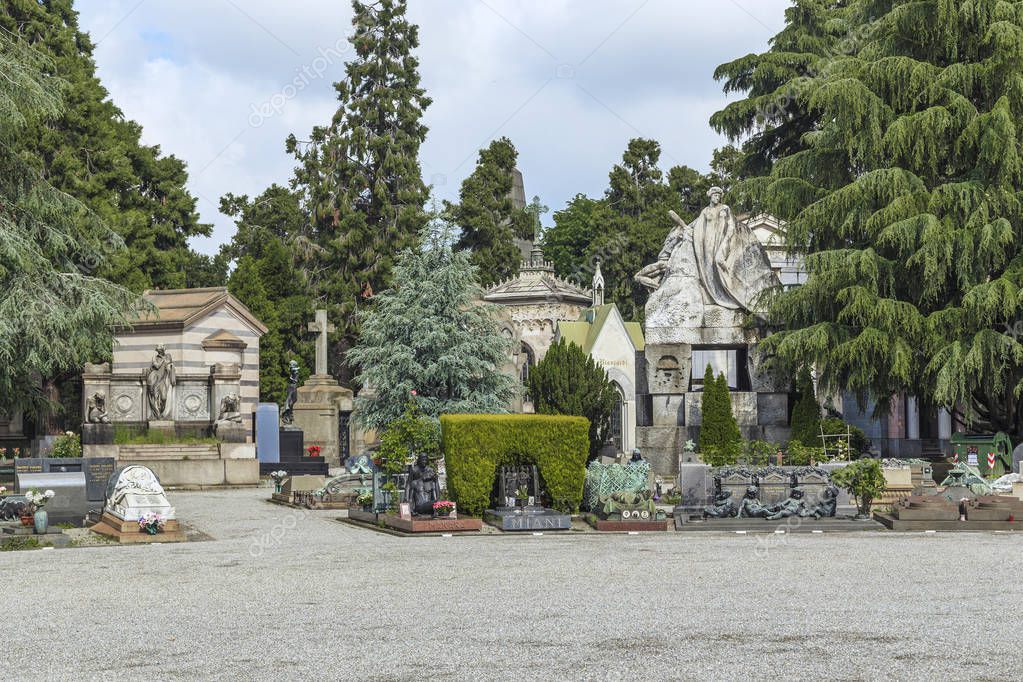 MIL N, ITALIA - 17 DE MAYO DE 2018: Esta es una de las l pidas y criptas del Cementerio ...