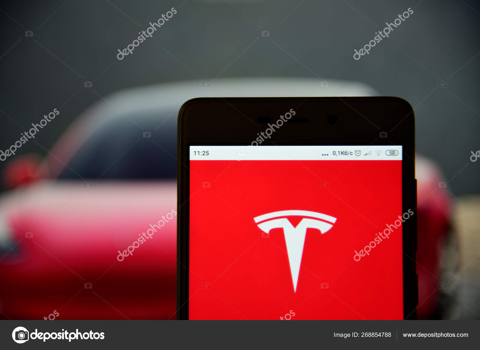 Logotipo de Tesla visto en el primer plano del smartphone — Foto ...
