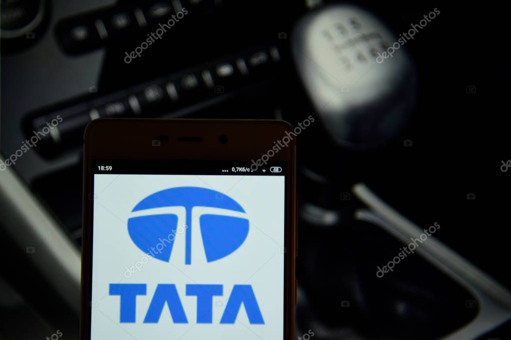 Logotipo de Tata visto en la pantalla del smartphone 2022